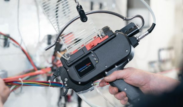 HellermannTyton automatise la mise en faisceau de câbles avec son outil de pose électrique ...